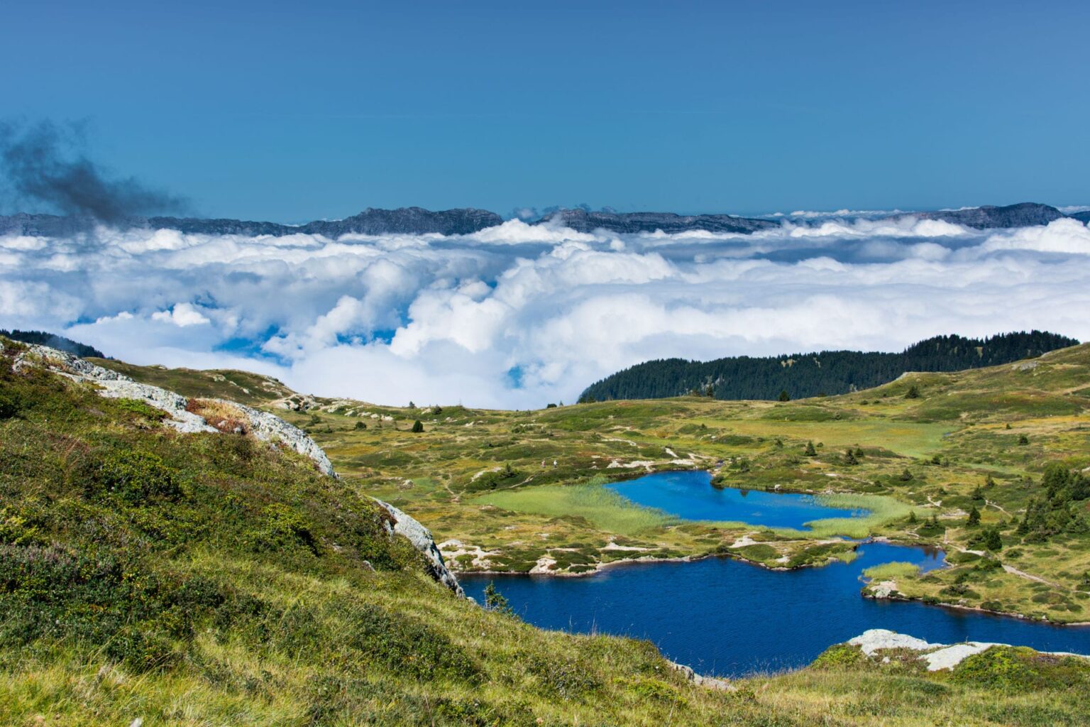 Photo Lac Fourchu dans le Taillefer séparé du Vercors par une mer de ...